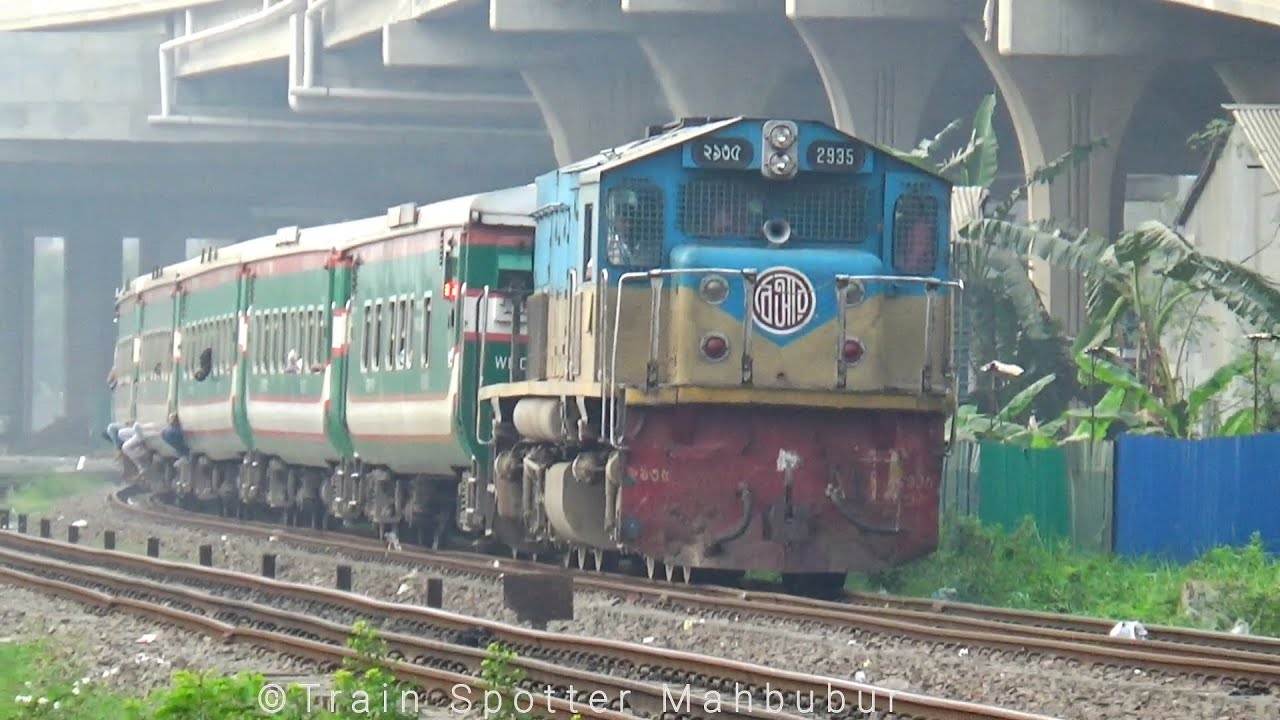 Parabat Express Train heading towards dragged by hyundai rotem 2915 ...