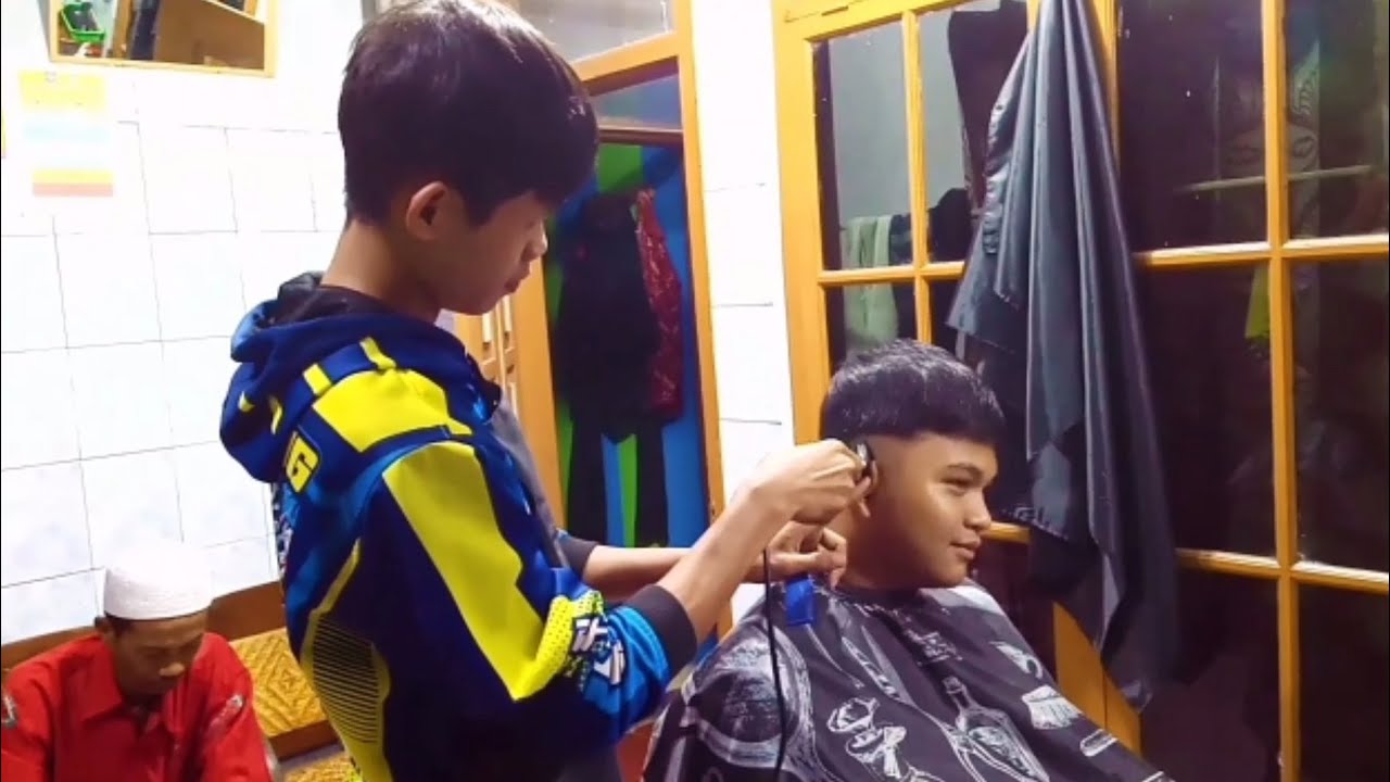 Cukur Mulet ala tukang pangkas depan teras - YouTube