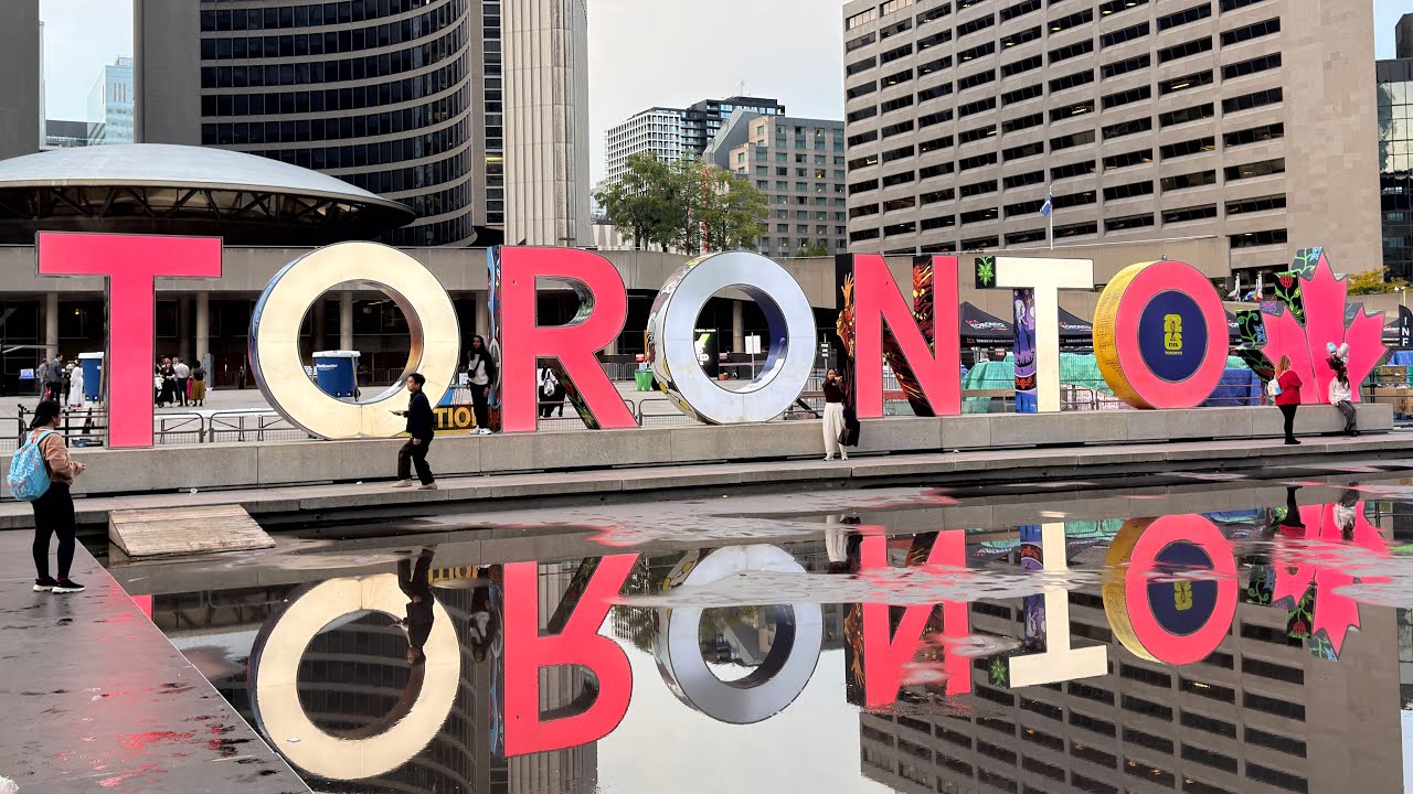 DOWNTOWN TORONTO VIBES | Random Clips of The 🇨🇦 City Streets - YouTube