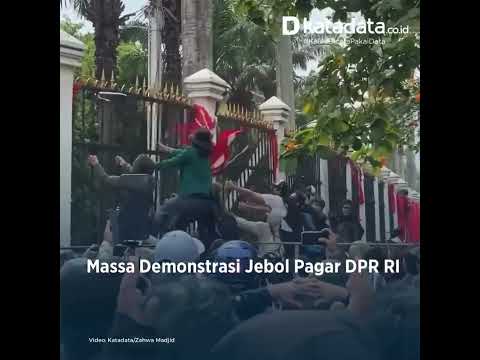 Massa Demonstrasi Jebol Pagar DPR RI