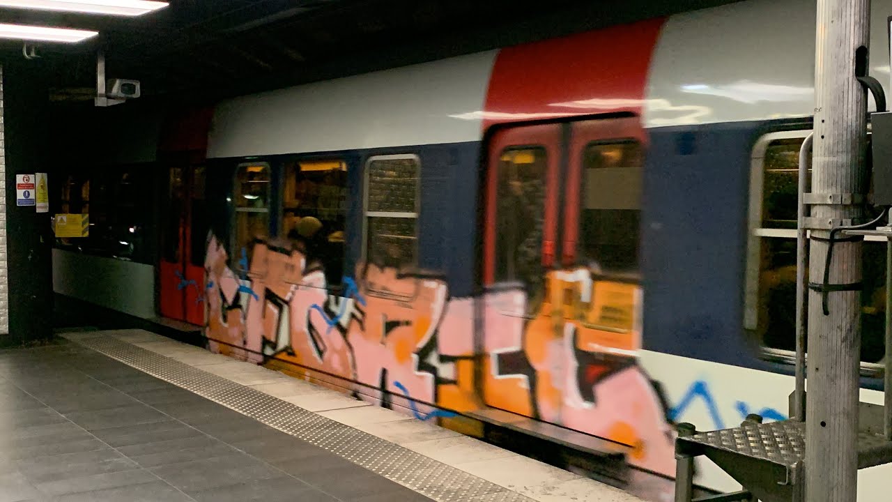 [Paris] RER-B MI84/MI79 en gare de Châtelet-les-Halles - YouTube