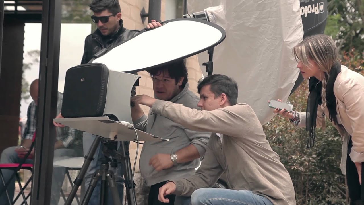 BATA A CADA PASO - "Photo Shoot" comercial Bata Andrea Serna - YouTube