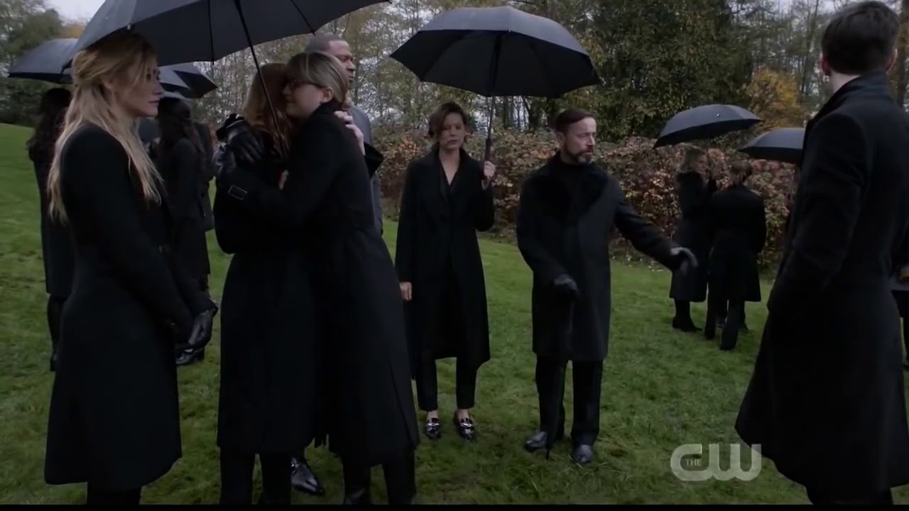 Kara attends Oliver's funeral - Arrow Series Finale (8x10) - YouTube