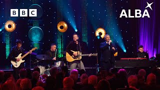 Darren Maclean & Tide Lines | Tillidh Mi | Cèilidh Na Bliadhn’ Ùire ...