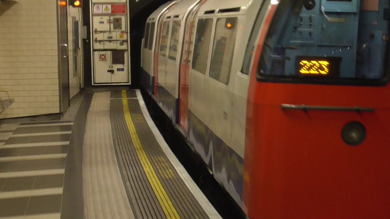 London Underground Bakerloo line 1972 Stock Departure Waterloo to ...