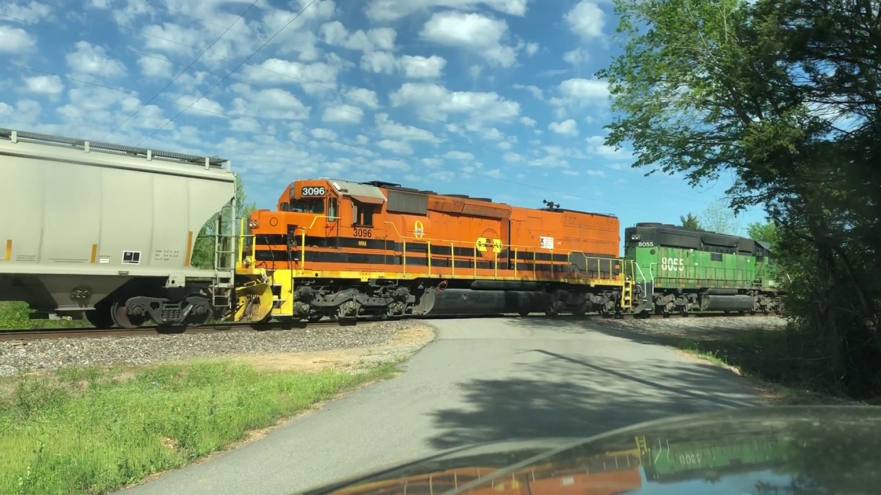 MISSOURI & NORTHERN ARKANSAS RAILROAD 77 car mixed freight train - YouTube