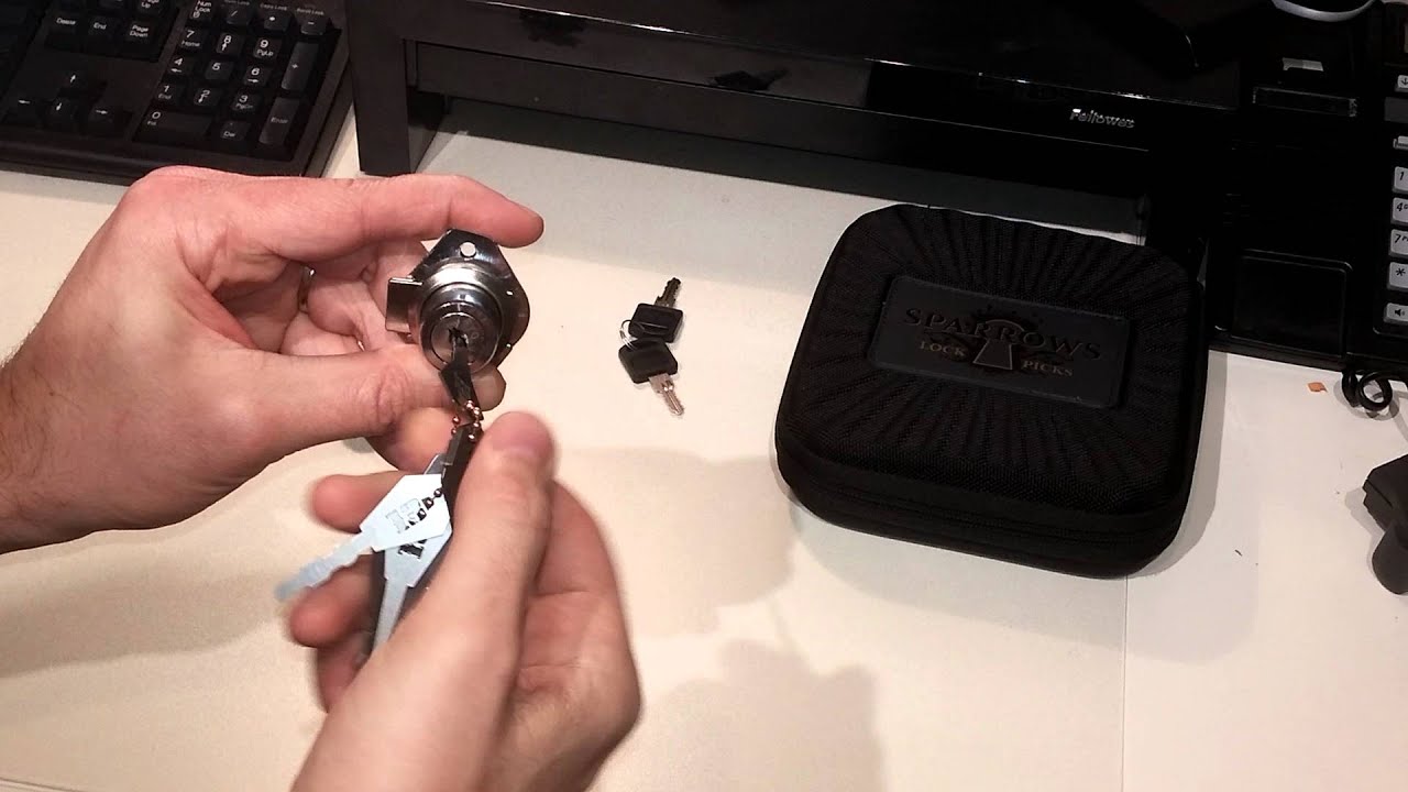 Coffin key / jiggler / crochetage - YouTube