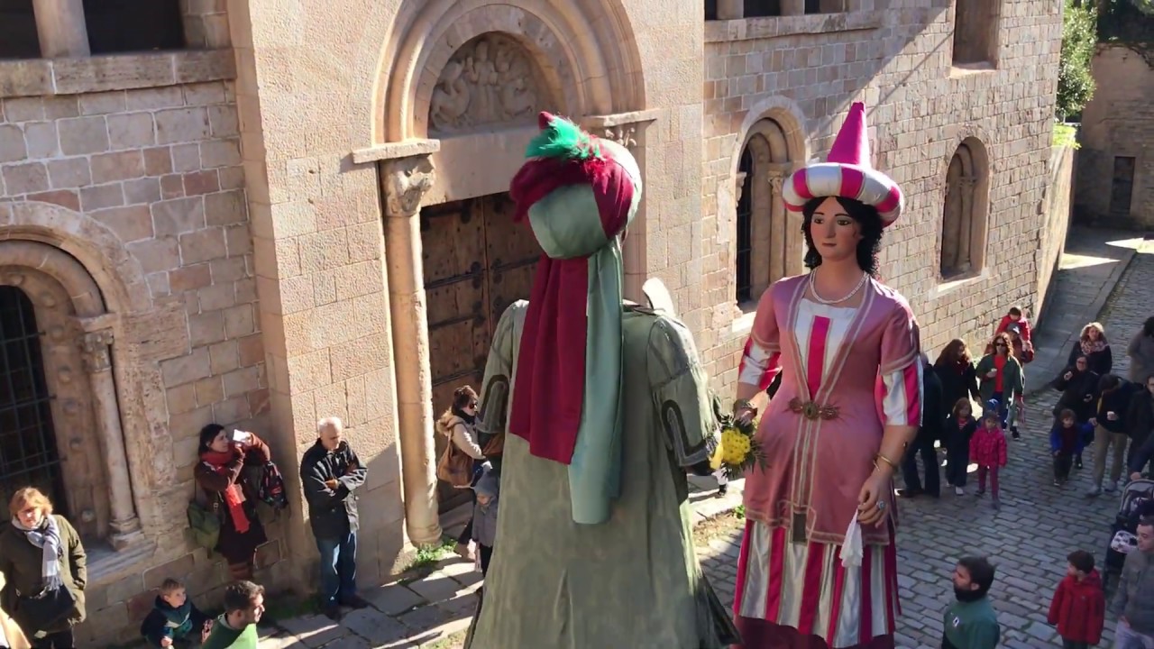 Els Gegants del Pi a Pedralbes - Cercavila (III) - YouTube