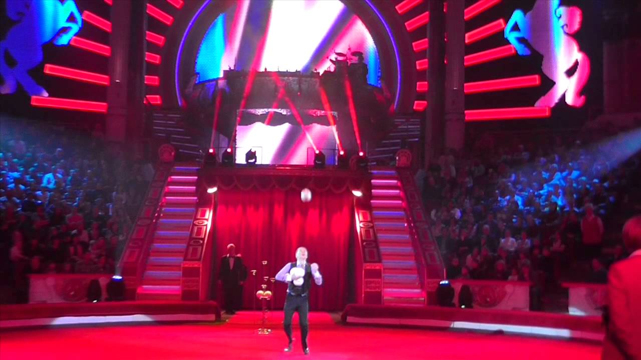 Dmitry Chernov - Large balls juggling @ Nikulin Moscow Circus (LIVE ...