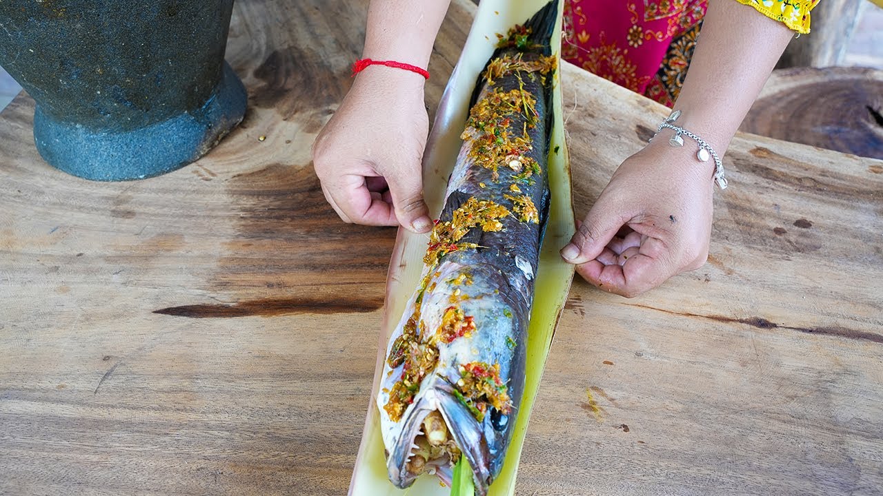 Grill Fish with Banana Trunk 😋 - YouTube