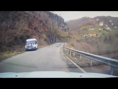 Trabzon'da öğrenci servisi ile otomobilin karıştığı kaza anı kamerada