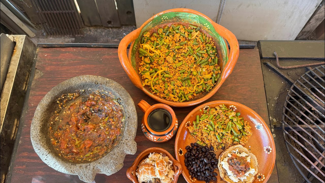 EJOTES CON CHORIZO ,SOPE DE QUESO ,FRIJOLES NEGROS ,SALSA DE MOLCAJETE ...