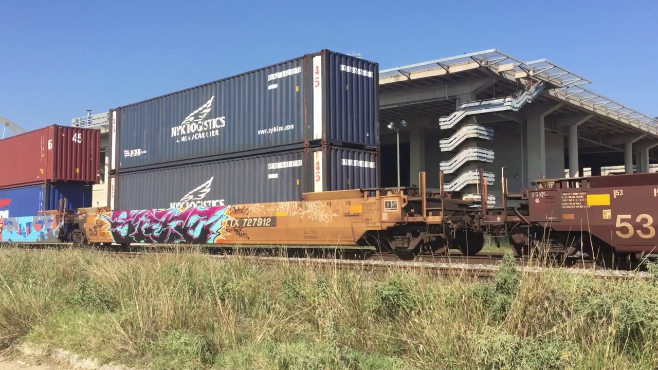 EB UP Stack Train rolls to a stop in downtown Dallas - YouTube
