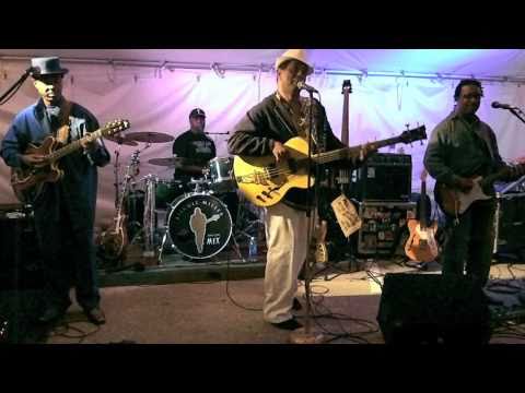 BISCUIT MILLER & THE MIX "SLEEPIN' IN THE DOGHOUSE" - YouTube