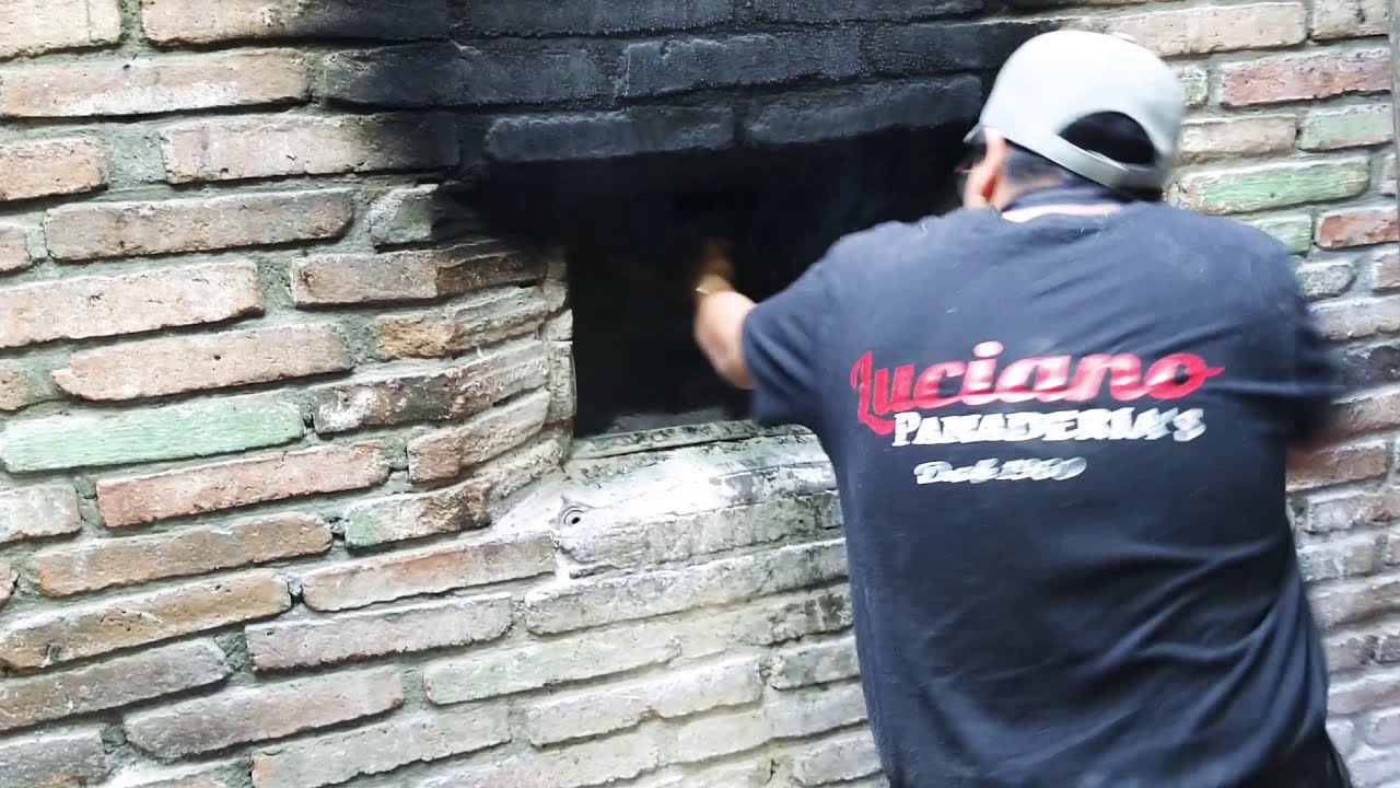 pan de Teloloapan Guerrero ,Barriendo el horno de adobe y tabique. más ...