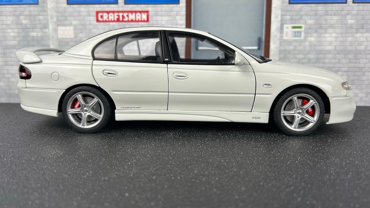 1:18 Holden Commodore HSV R8 Clubsport by AutoArt - YouTube