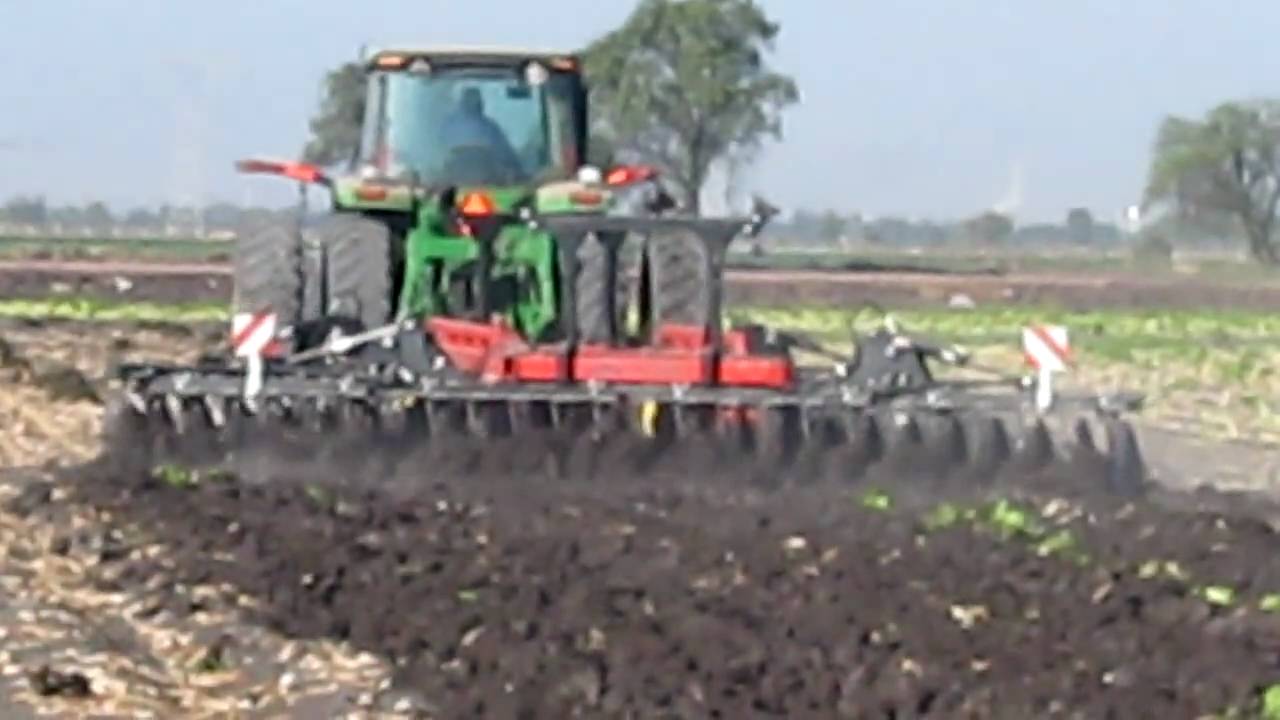 RASTRA NUÑEZ ARTICULADA CON TRACTOR J.D. 8330 SOBRE CAMAS DE LECHUGA ...