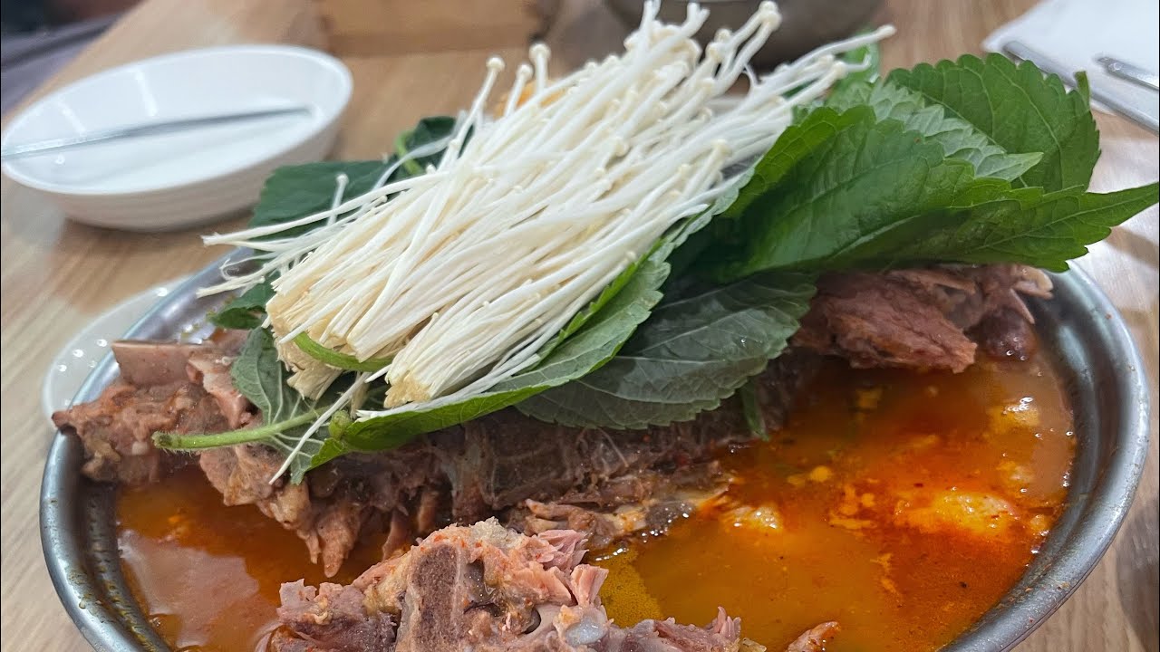 Best Gamjatang in Seoul's Hipster Neighborhood Seongsu-dong - YouTube
