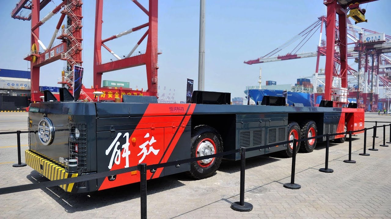 Driverless vehicles arrive at a port in east China - YouTube
