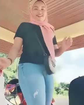 Awek gelek tiktok berdua - YouTube