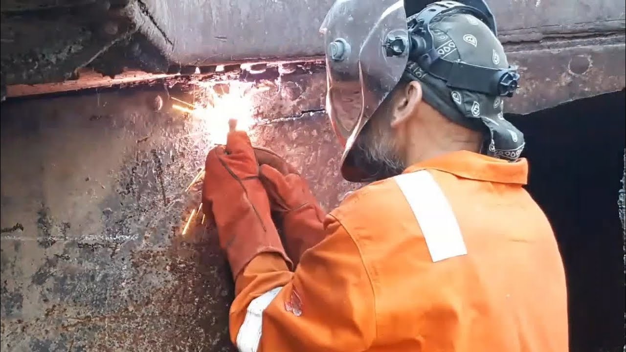 Episode 8 - Using a plasma cutter to remove the bulkheads - YouTube