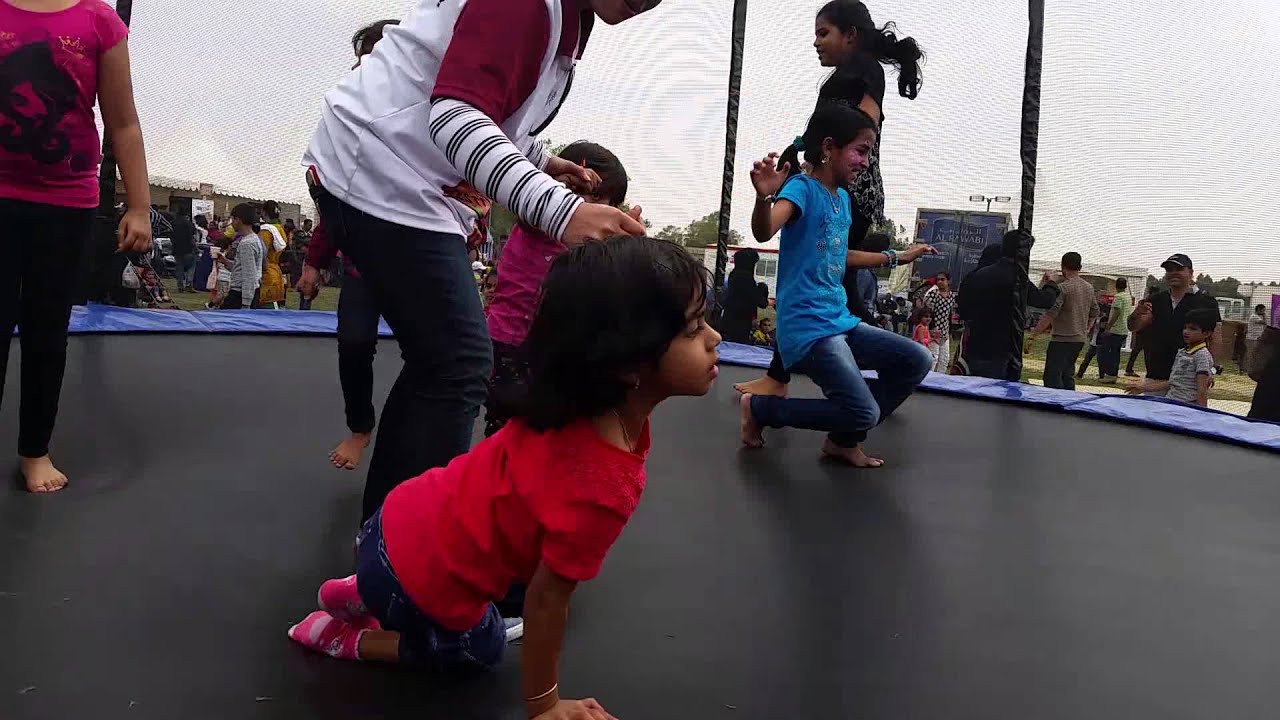 Trampoline n air balloon jump(2) - YouTube