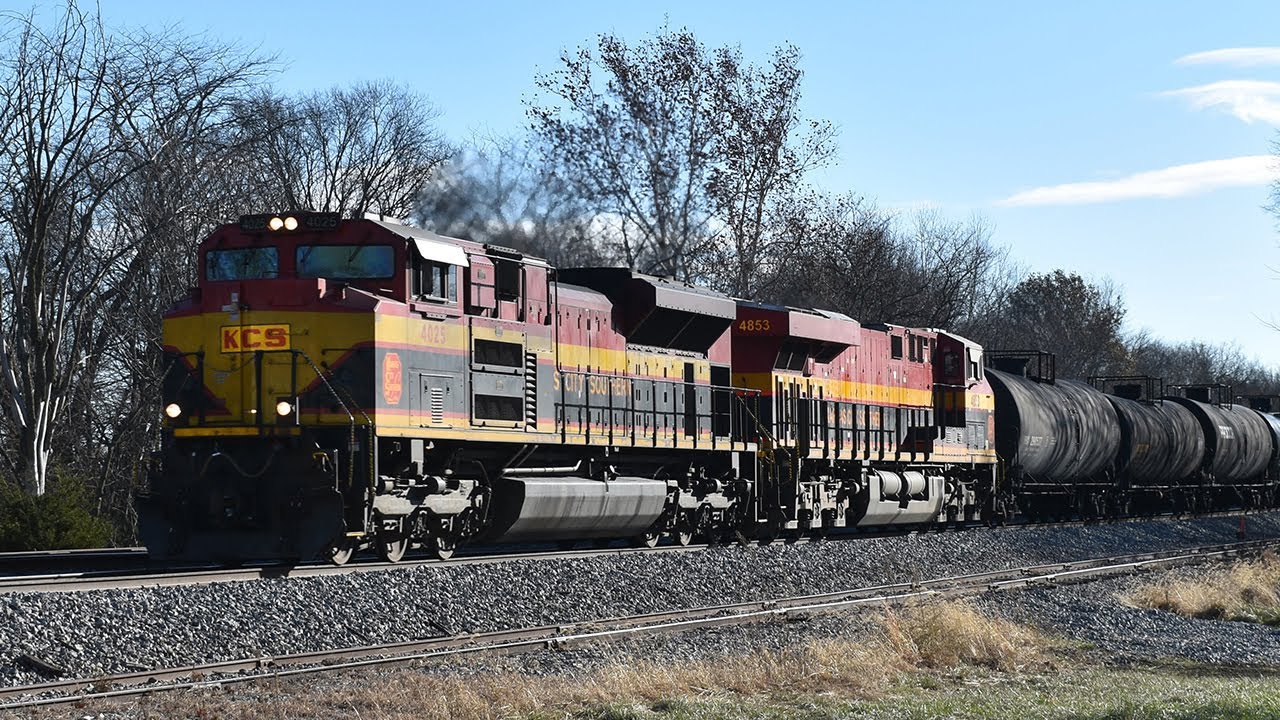 Two CN Trains at Du Bois, IL - YouTube