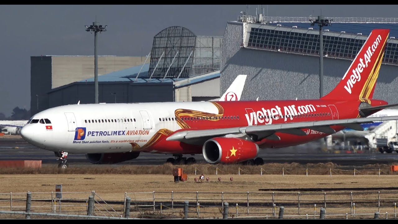 VietJet Air Airbus A330-300 VN-A810 Takeoff from Narita 34L - YouTube