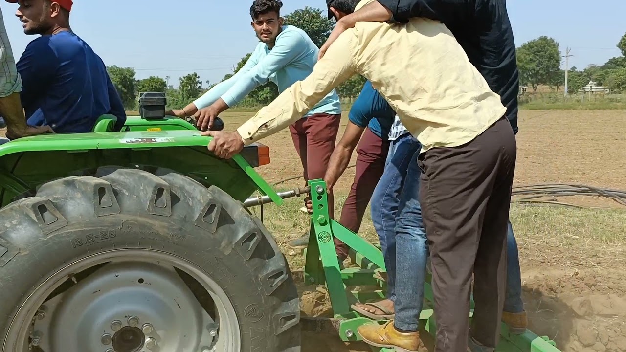 deutz Fahr 45 hp 4 wd VS mahindra 45 hp 4 wd - YouTube