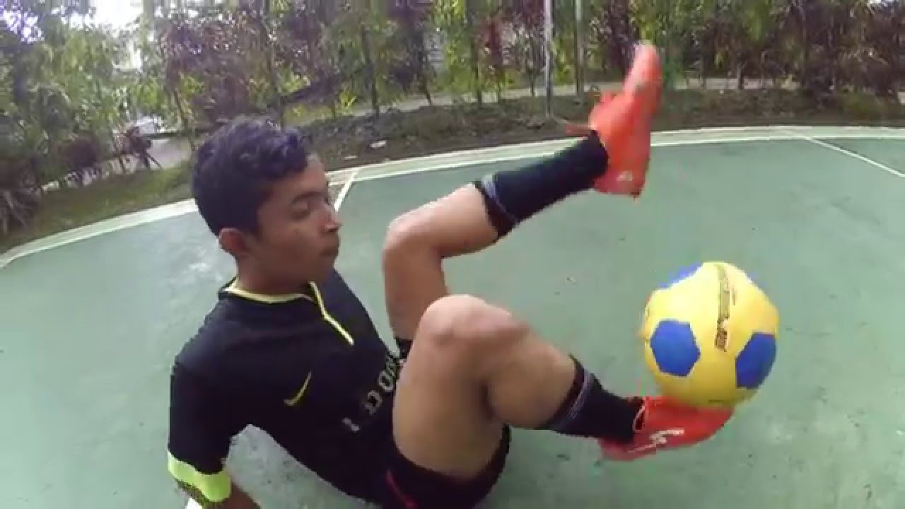 Best Indonesian Futsal Freestyle boy - YouTube