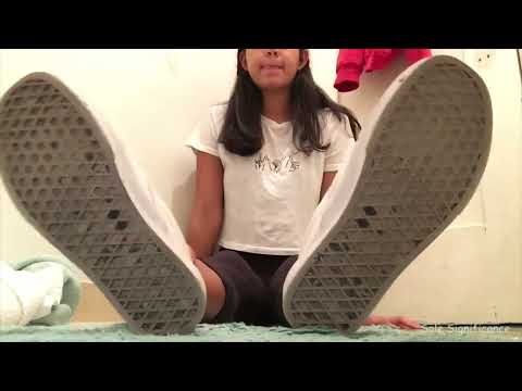 shoe removal toe wiggling