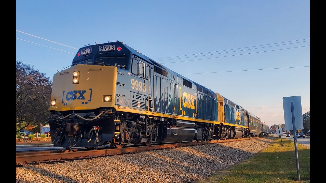 CSX P933-19 (Santa Train) in Irmo with F40PH-2 duo - YouTube