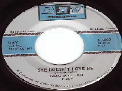 Ray And Blue Satins - She Doesnt Love Me