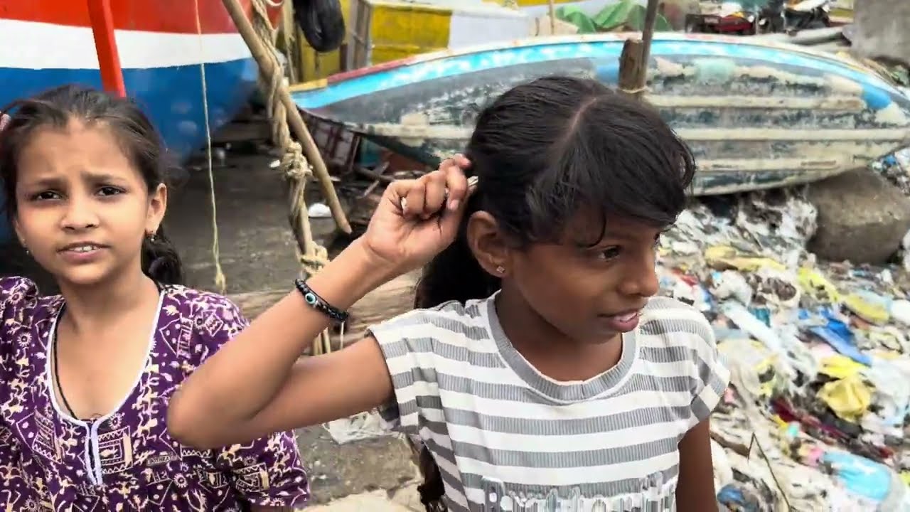 Young girls in Mumbai forced to defecate in the open||Mumbai slum area ...