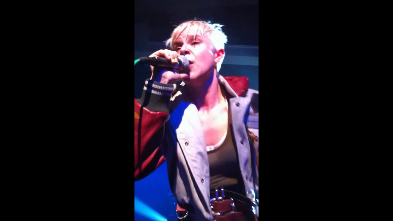 Robyn (live) Konichiwa Bitches (Portland, OR 11.20.10) - YouTube