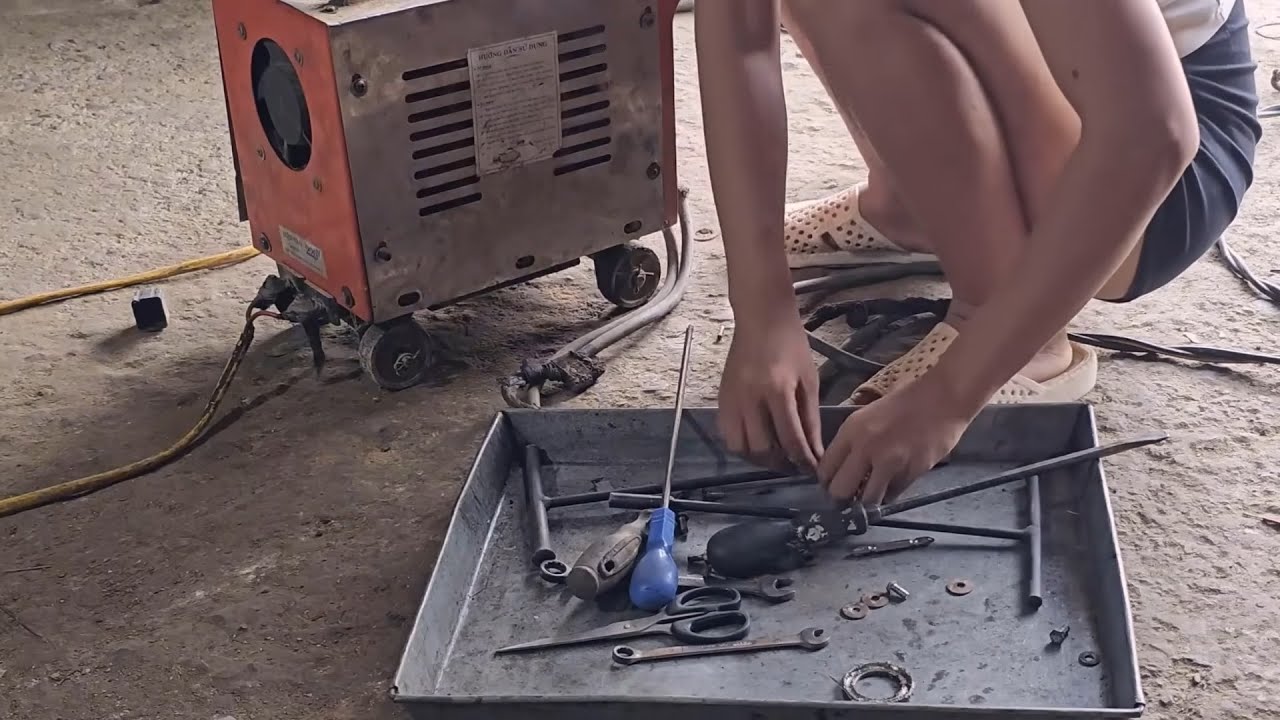 Genius Girl Repairs Old Welding Machine with Power Failure - YouTube