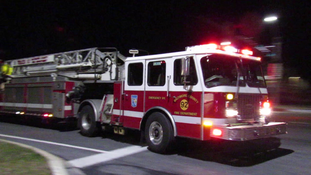 BCoFD Truck 8 (RT92) & Truck 15 Responding To A Building Fire - YouTube