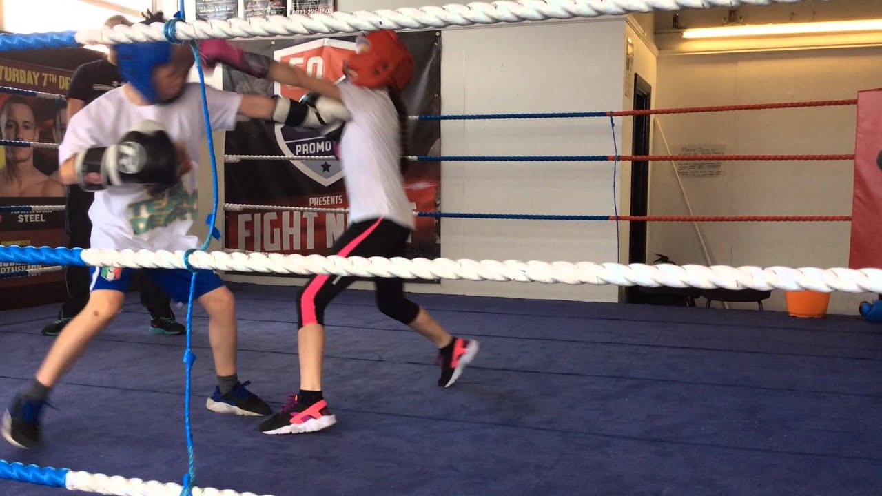 Noel quarless granddaughter sparing in derry Mathews gym - YouTube
