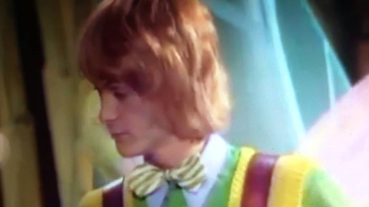 Martha Raye aka Benita Bizarre sings Chicken Feed from The Bugaloos ...