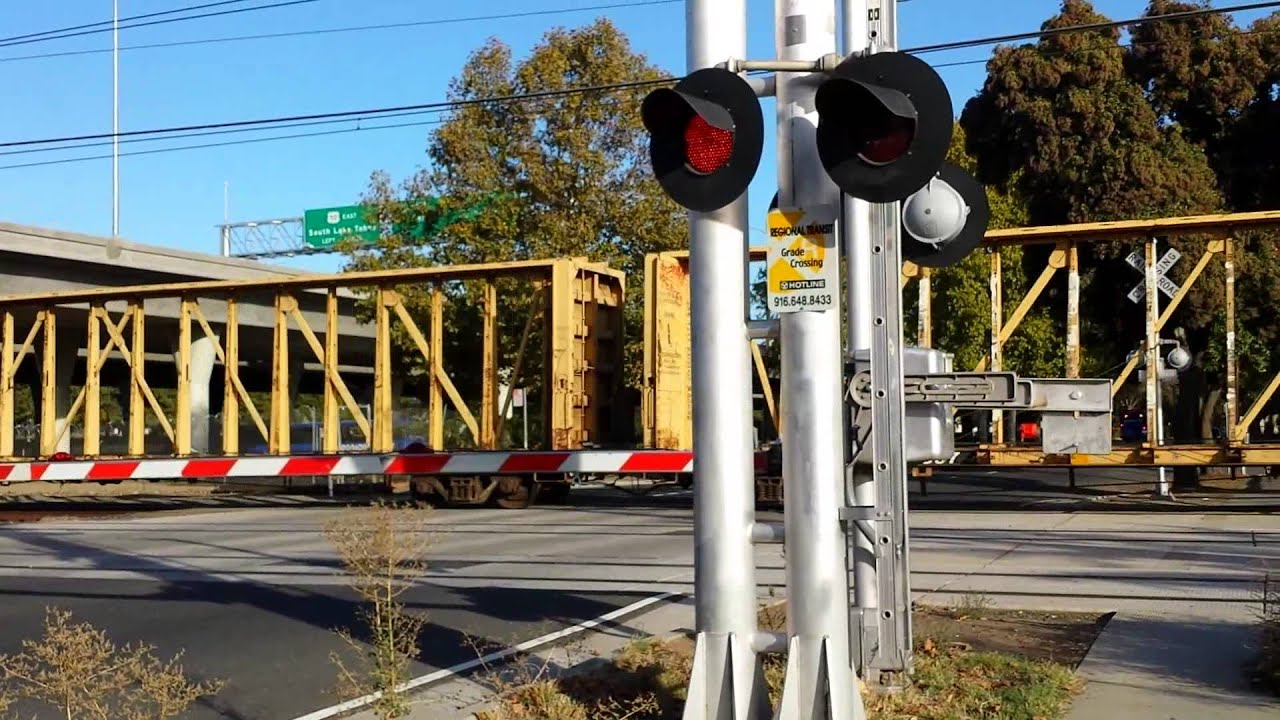 BNSF 7175 Manifest With CSX Locomotive and SACRT Passing X Street ...