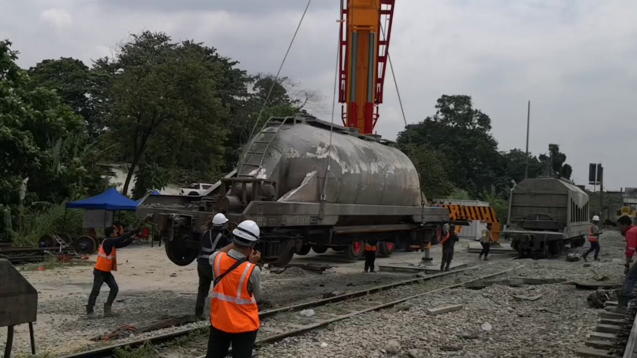 DEMAG AC1200 SUSUN GERABAK KERETAPI DI LANDASAN. - YouTube
