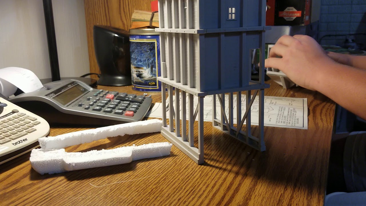 Ho scale athearn operating coal loader review - YouTube