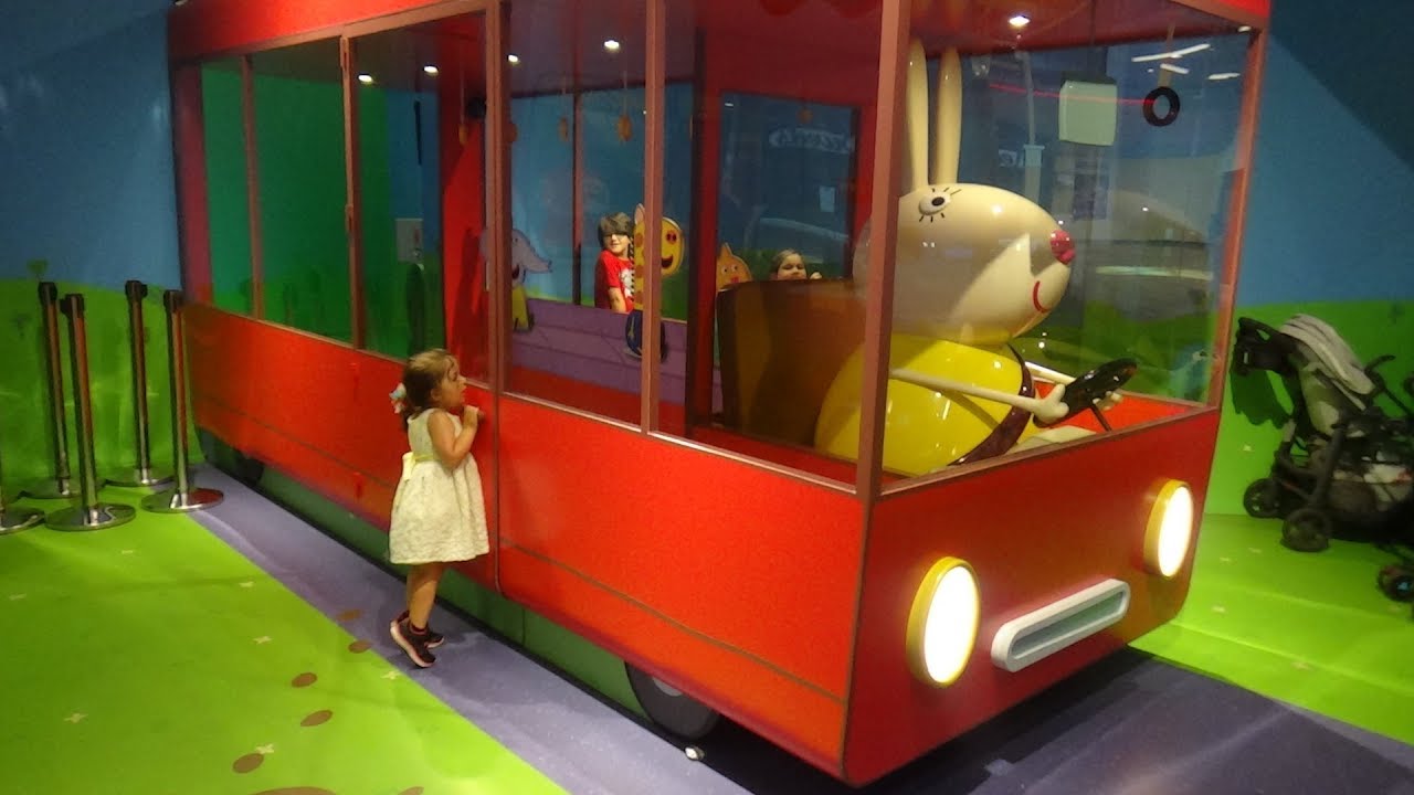 Layla plays in the amusement park "Peppa Pig World of Play" - YouTube