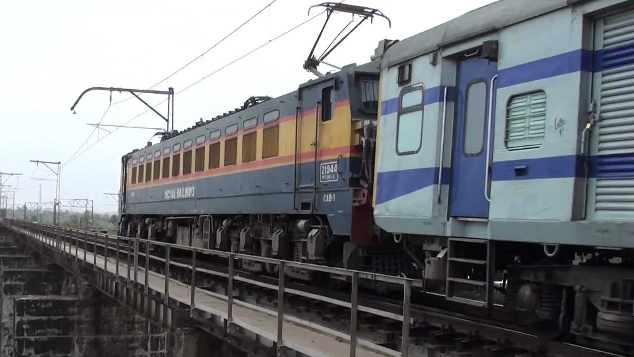 12542 Mumbai LTT-Gorakhpur Express Crossing 12168 Varanasi-Dadar SF ...