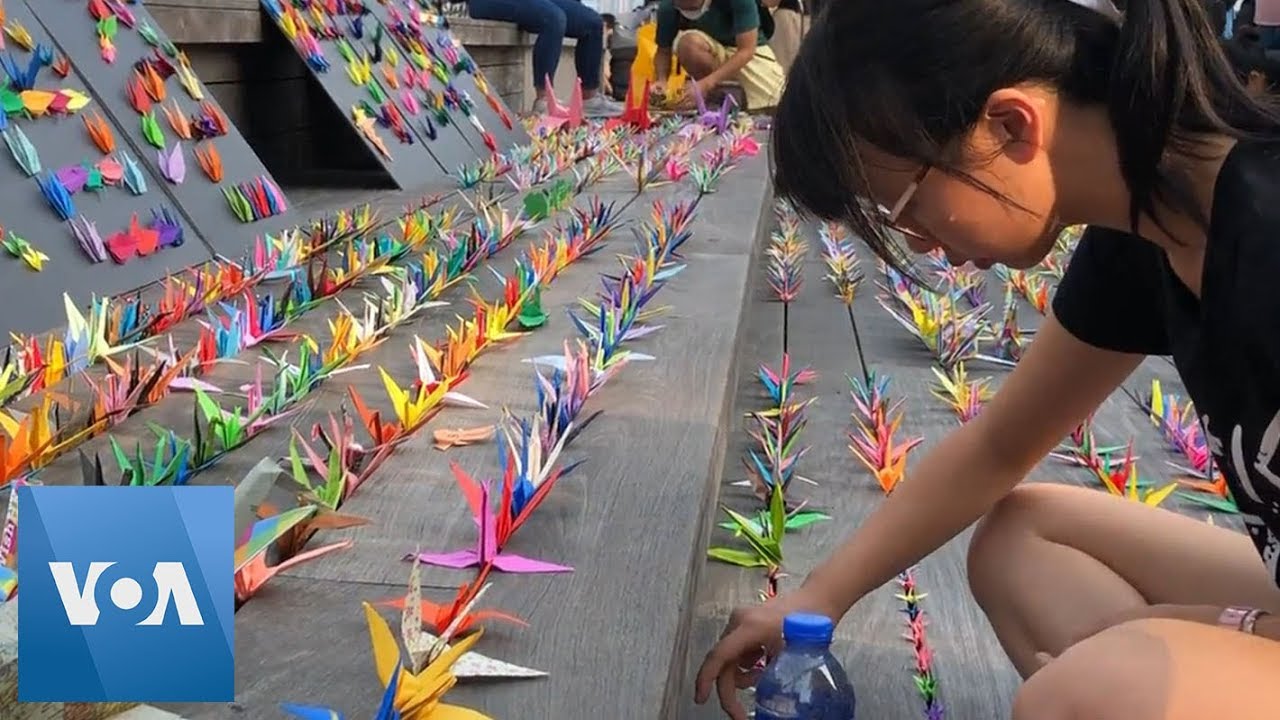 Hong Kong Protesters Make Paper "Origami" Cranes to Protest - YouTube