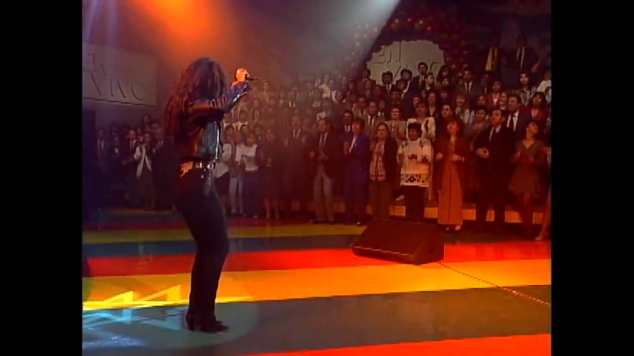 Selena - La carcacha - En vivo con Ricardo rocha. - YouTube