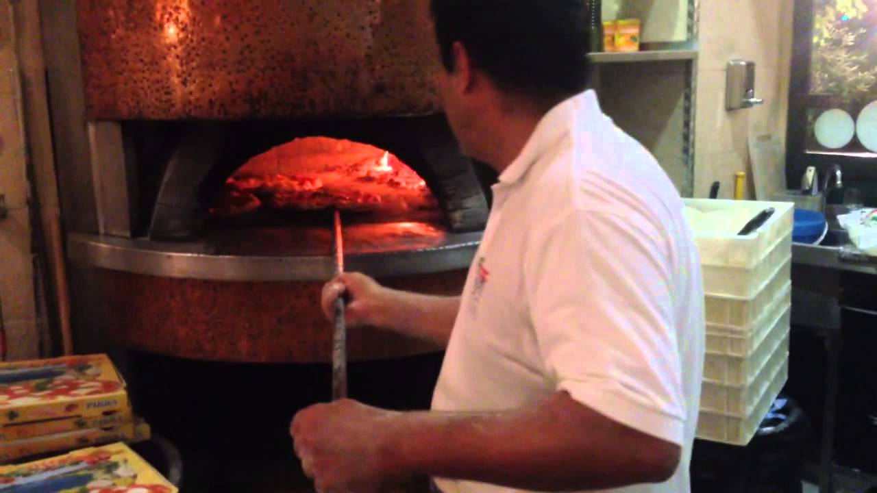 Pizza at La Comedia Paris - YouTube