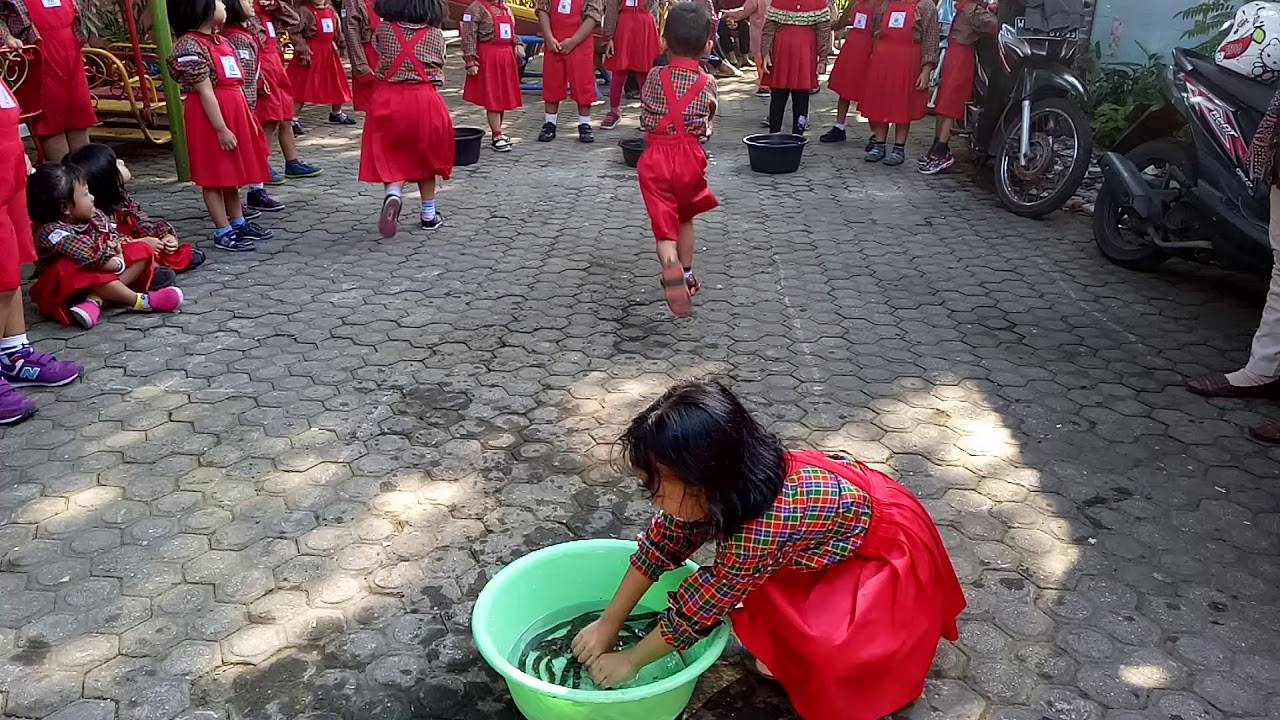 Lomba tangkap belut TK Mojo Indah - surabaya - YouTube