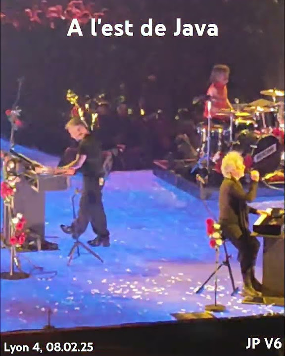 Indochine - A l'est de Java live 2025 (LDLC arena) - YouTube