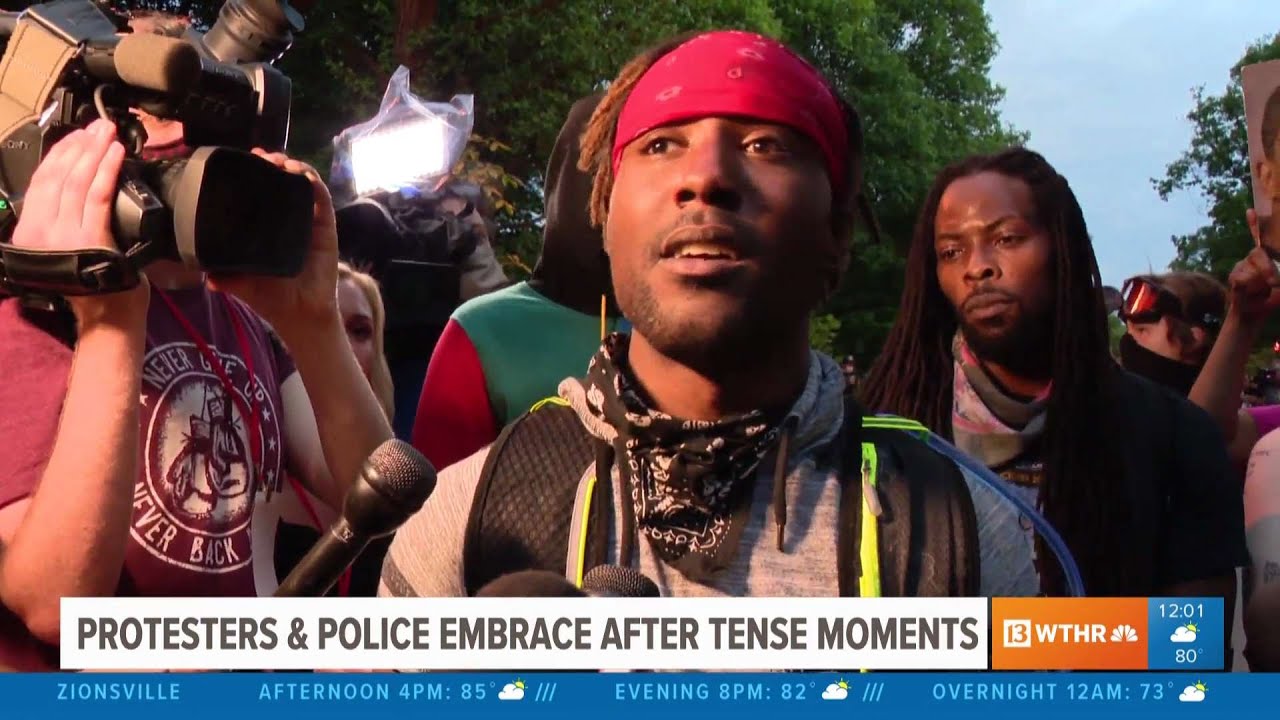 Protesters and police embrace after tense moments - YouTube